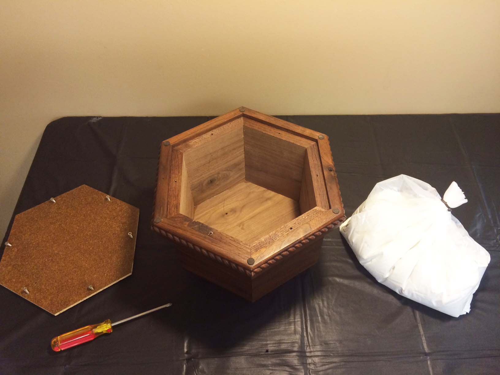 How To Place Cremated Ashes Inside A Cremation Urn | Everlasting Memories